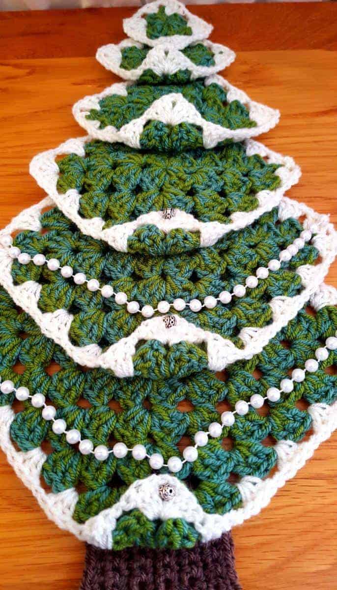 Easy Crochet Christmas Tree Wall Hanging Pattern - Jera's Jamboree